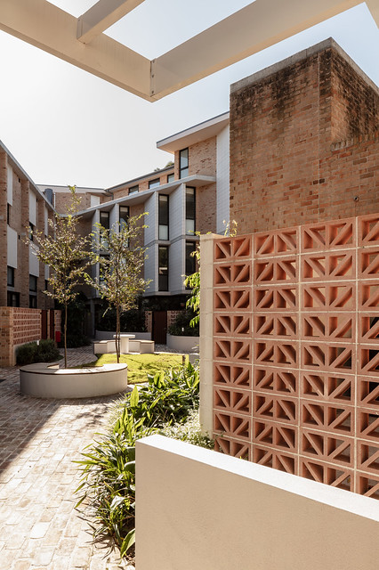 ARCHITECTURAL MASONRY BUILDING BLOCKS, BRICKS, RETAINER BLOCKS AND ...